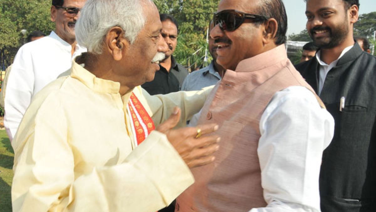 మాజీ సీఎంకు నివాళి: ఆత్మీయంగా కేంద్రమంత్రి దత్తన్న, ఎంపీ జేసీ (ఫోటోలు ...