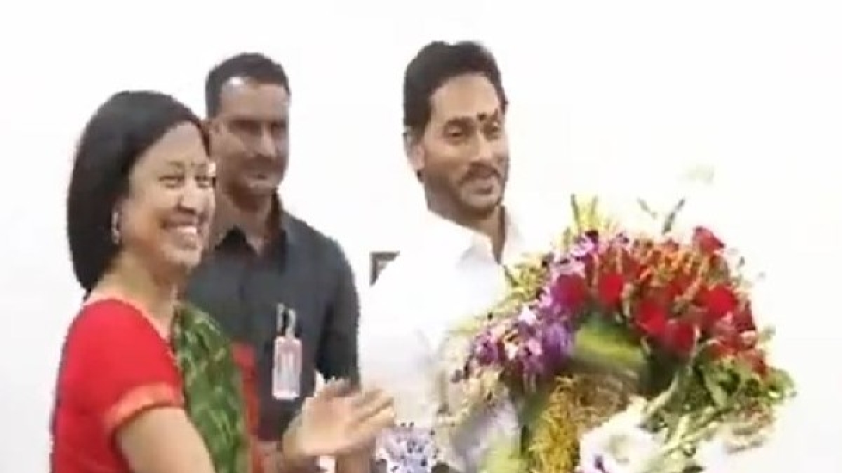 Y Srilakshmi, Guntur: CM YS Jaganను కలిసిన MAUD Special CS - Telugu Oneindia