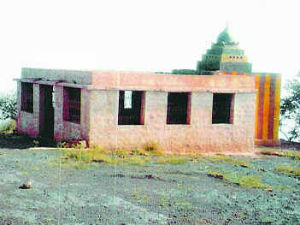 గాలి కూల్చిన సుంకులమ్మ గుడి కింద బంగారం నిధి? | Hidden gold under ...