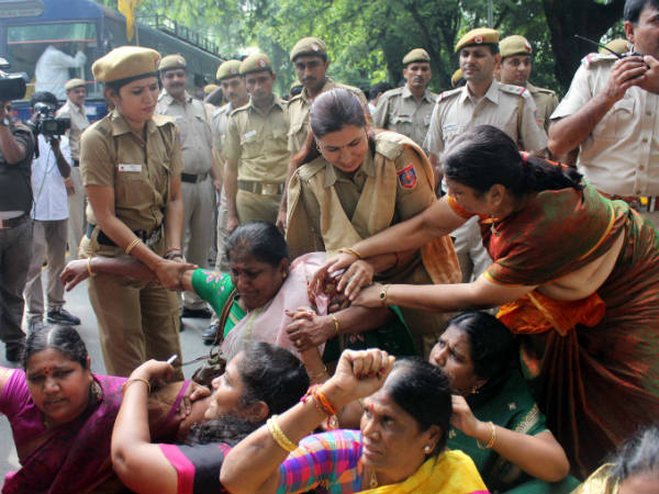 10 జనపథ్ వద్ద చుక్కలు చూపిన తెలుగు మహిళలు | TDP women leaders targeted ...