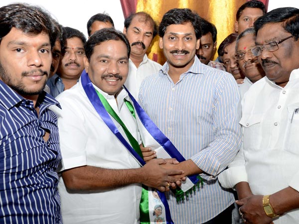 జగన్ ఒక్కరే సైనికుడిలా పోరాటం: పార్టీలోకి విశ్వరూప్ | Vishwaroop ...