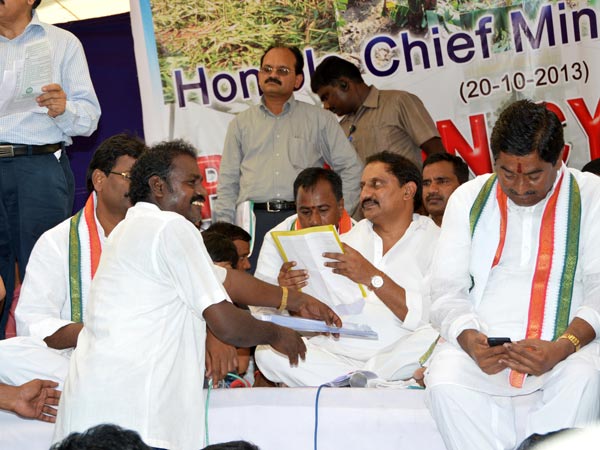 రచ్చబండతో ప్రజల్లోకి కిరణ్: తెలంగాణలో ఉంటుందా? | Kiran Reddy to revive ...