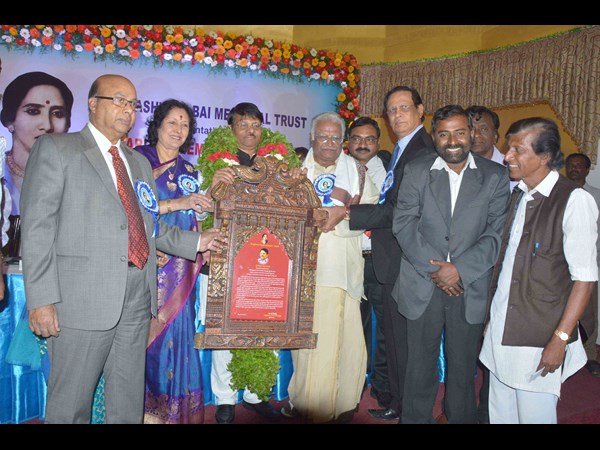 చెప్పుతో సమాధానం, తల్లి జ్ఞాపకాల్లో (పిక్చర్స్) | Daughter Geetha Reddy ...