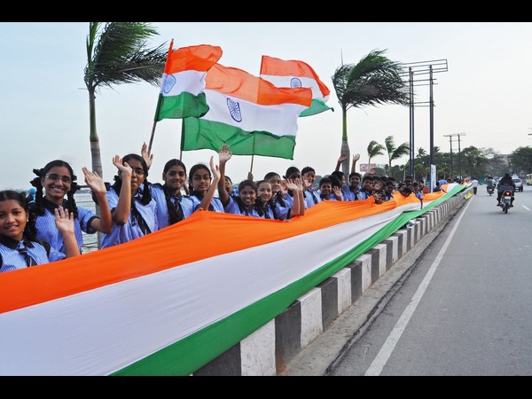 రికార్డ్: 2014ఫీట్ల జాతీయ జెండా ప్రదర్శన(పిక్చర్స్) | City school ...