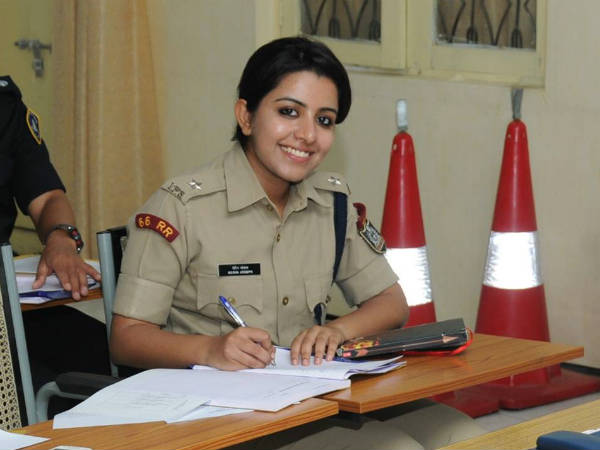 ఫేస్‌బుక్‌లో మహిళా అధికారి జోరు, కామెంట్స్(ఫోటో) | IPS trainee goes ...