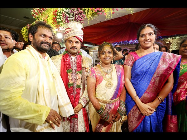 వధూవరులకు సీఎం, గవర్నర్‌ల ఆశీర్వాదం(ఫోటోలు) | Srinivas Goud daughter ...