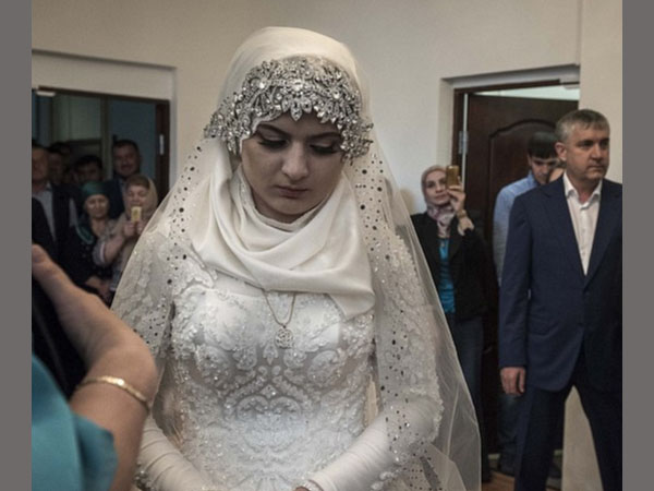 ఆడవాళ్లు నోరుమూసుకోండి: ఆయనకు ఈమె కావాలంట | Chechen President Kadyrov ...