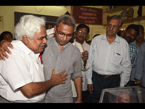 రంగాచార్యకు ప్రముఖుల నివాళి(పిక్చర్స్) | Telangana Deputy CM Kadiyam ...
