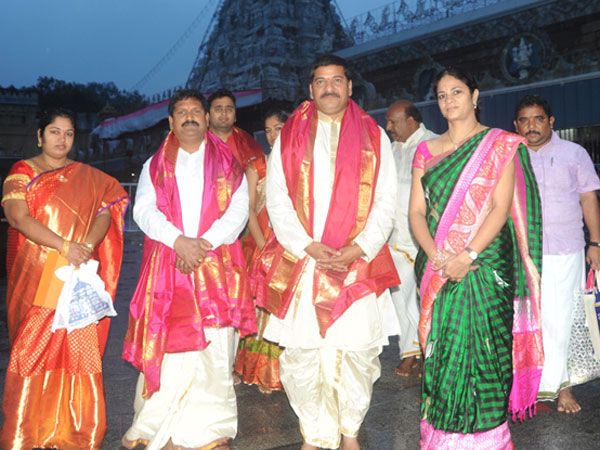 శ్రీవారి సేవలో రేవంత్ రెడ్డి, కేసీఆర్ కోసం మోకాళ్లపై మోత్కుపల్లి ...