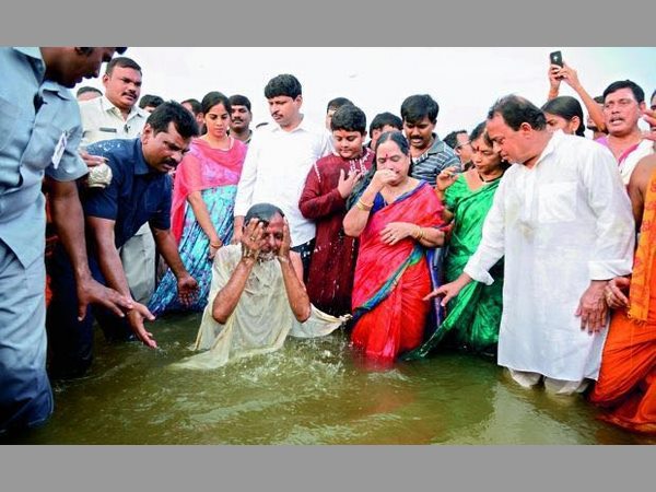 పుష్కర స్నానం: మరోసారి 'సమైక్య'పై కేసీఆర్, పక్కనే కాంగ్రెస్ ఎమ్మెల్యే ...