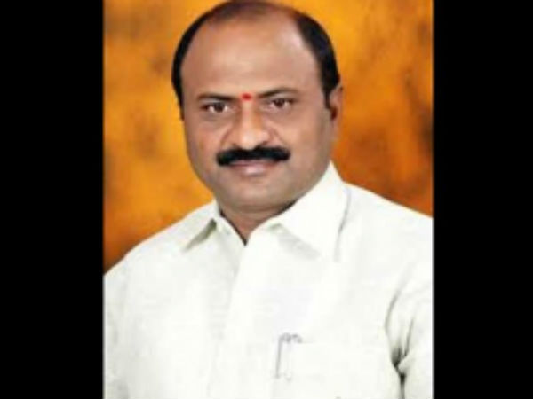 టీఆర్ఎస్ ఎమ్మెల్యేపై తిరగబడ్డ జనం : చెప్పులు చూపిస్తూ.. బూతులు ...