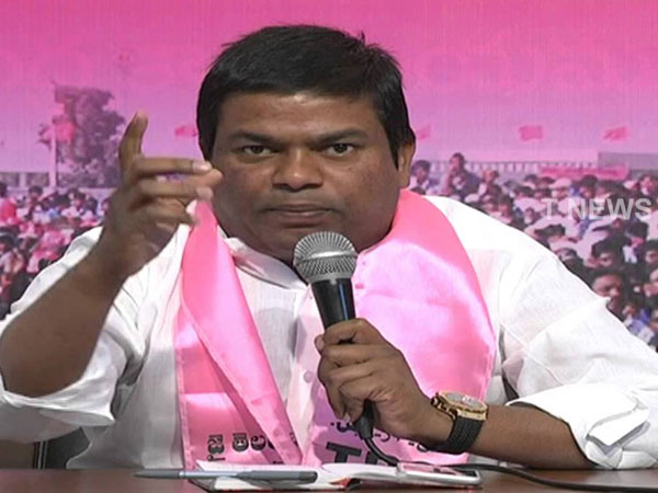 టిఆర్ఎస్ ఎమ్మెల్యేకు ఝలక్: ఎవరూ మాట్లాడవద్దని తీర్మానం | Aluru ...