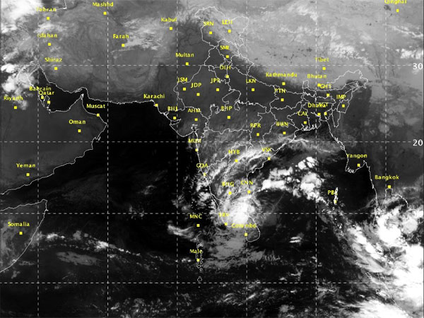 తుఫానుగా మారిన వాయుగుండం: ఆంధ్రకు వార్ధా ముప్పు | Cyclone Vardha in Bey ...