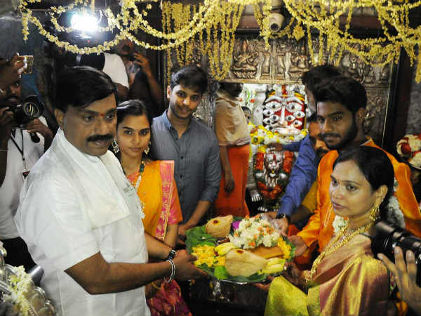 గాలి జనార్దన్ రెడ్డి 25వ వివాహ వార్షికోత్సవం: బళ్లారీలో వేడుకలు ...