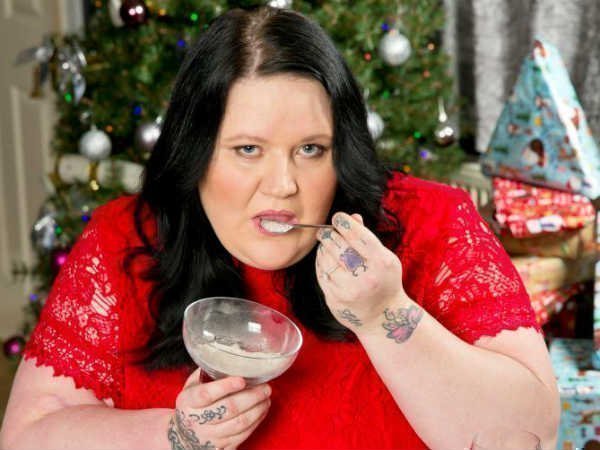 షాకింగ్: తల్లి చితాభస్మాన్ని నంజుకుతింటున్న కూతురు! | Grieving daughter ...