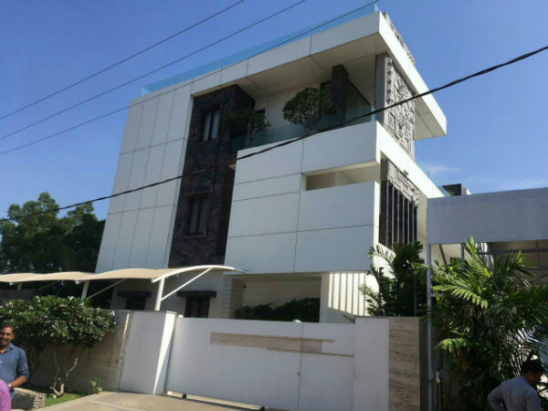 రేవంత్ రెడ్డి ఇళ్లు, ఆఫీసుల్లో ఐటీ దాడులు: ఏకకాలంలో 15చోట్ల, బంధువుల ...