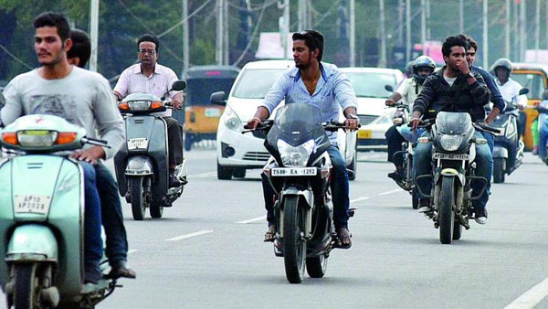 హెల్మెట్ లేకుండా బైకు నడిపితే... కొత్త పనిష్మెంట్ ఇస్తున్న ట్రాఫిక్ ...