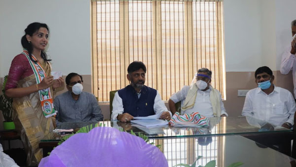 Karnataka, Bengaluru: కర్ణాటక కాంగ్రెస్‌లో చేరిన దివంగత ఐఎఎస్ అధికారి ...