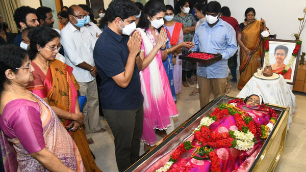 ఇంతలోనే విషాదం: ఉమామహేశ్వరి మృతిపై చంద్రబాబు, లోకేశ్ | uma maheshwari ...