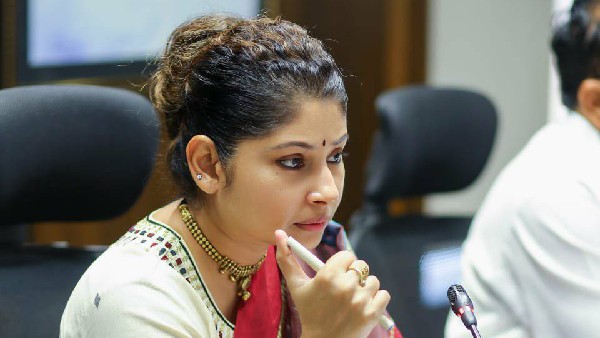 స్మితా సబర్వాల్ దసరా ట్వీట్; ఆ మ్యాప్ విషయంలో రచ్చ; సీఎంఓ కార్యదర్శి క్షమాపణలు!! | Smita ...