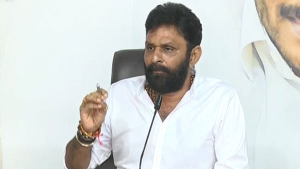 జూ ఎన్టీఆర్ ను తిట్టిస్తున్నారు - బాలయ్య తో ఇలాగేనా , కొడాలి నాని ఫైర్ ...