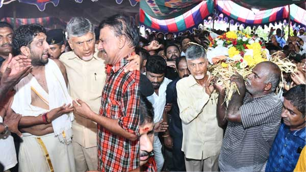 దయాకర్ రెడ్డి పాడె మోసిన టీడీపీ అధినేత చంద్రబాబు..!! | TDP Chief ...