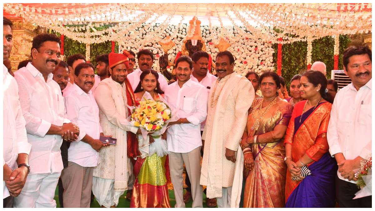 రాపాక కుమారుడి పెళ్లికి జగన్-నవదంపతులకు శుభాకాంక్షలు.. | ys jagan ...