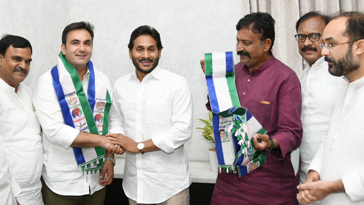 వైసీపీలో చేరిన కీలక నేత-కండువా కప్పిన జగన్: ఆ పార్టీకి బిగ్ షాక్ ...