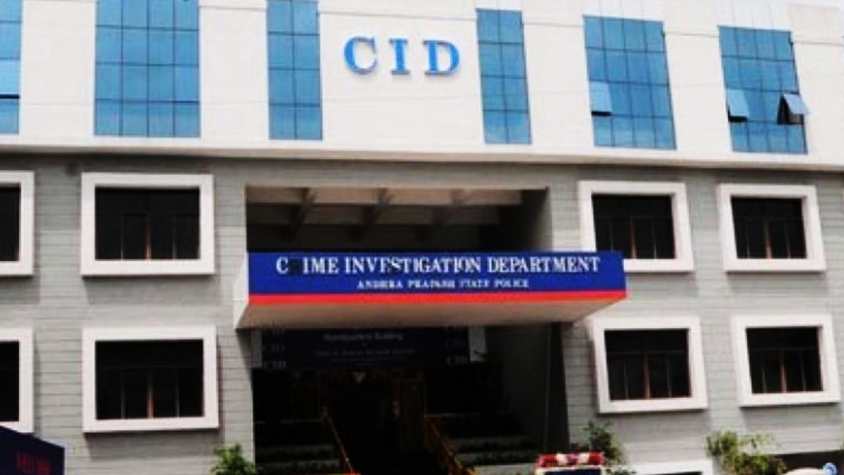 చీరలో ఉన్న ఫొటోలు పంపించు! మహిళా ఉద్యోగికి సీఐడీ అధికారి వేధింపులు ...