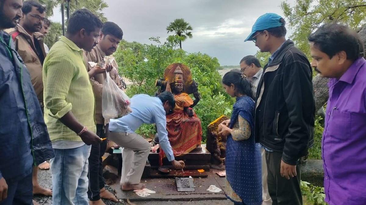 పాకాల సరస్సుకు శాంతి పూజలు.. నర్సంపేటలో ఉప్పొంగుతున్న చెరువులు ...