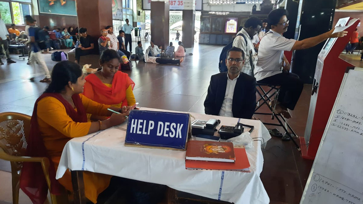 విజయవాడ సహా పలు రైల్వేస్టేషన్‌లో హెల్ప్ డెస్కులు- ఫుడ్ ప్యాకెట్లు ...