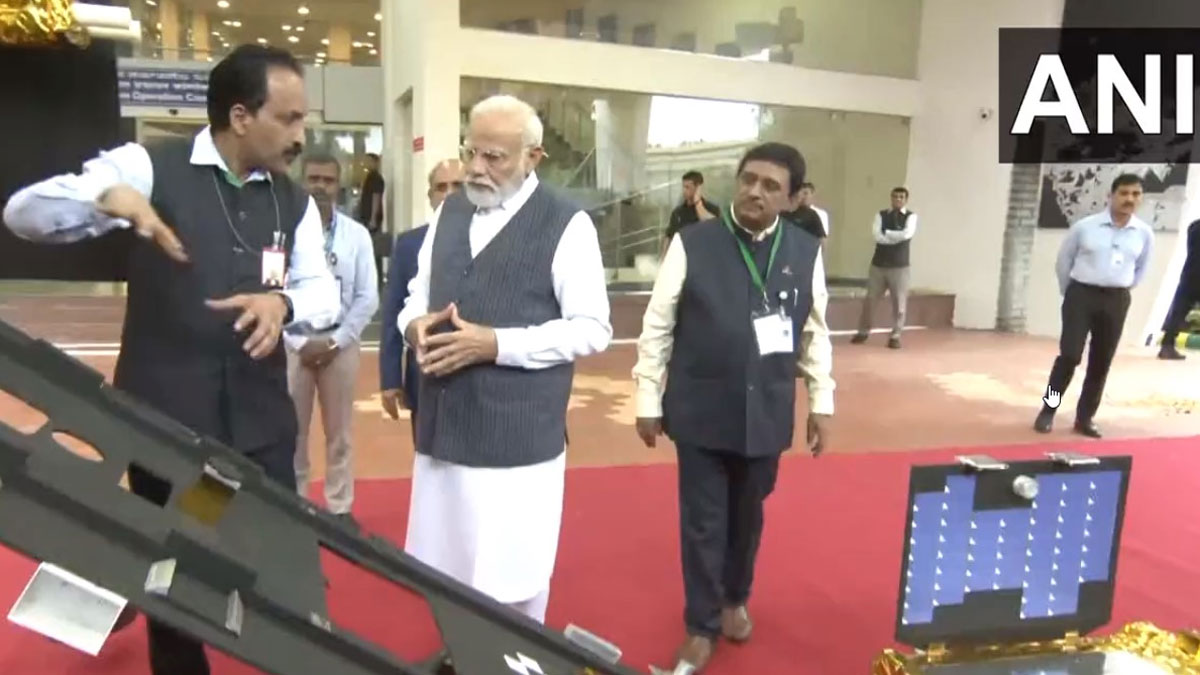 Chandrayaan-3: ఇస్రో చీఫ్ సోమనాథ్ భుజం తట్టిన ప్రధాని మోడీ, ప్రయోగం ఇలా ...