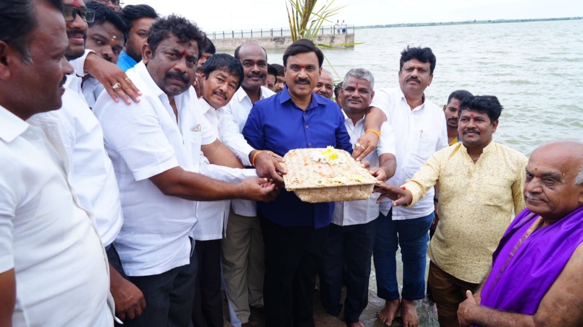 డ్యామ్ కు ప్రత్యేక పూజలు చేసిన మైనింగ్ కింగ్ గాలి జనార్దన్ రెడ్డి ...