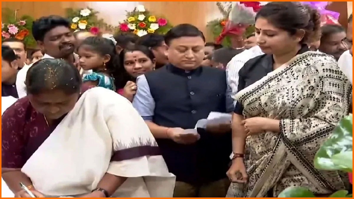 సీతక్కతో స్మితా సమావేశం, అందుకేనా - రేవంత్ అంగీకరిస్తారా..!! | IAS ...