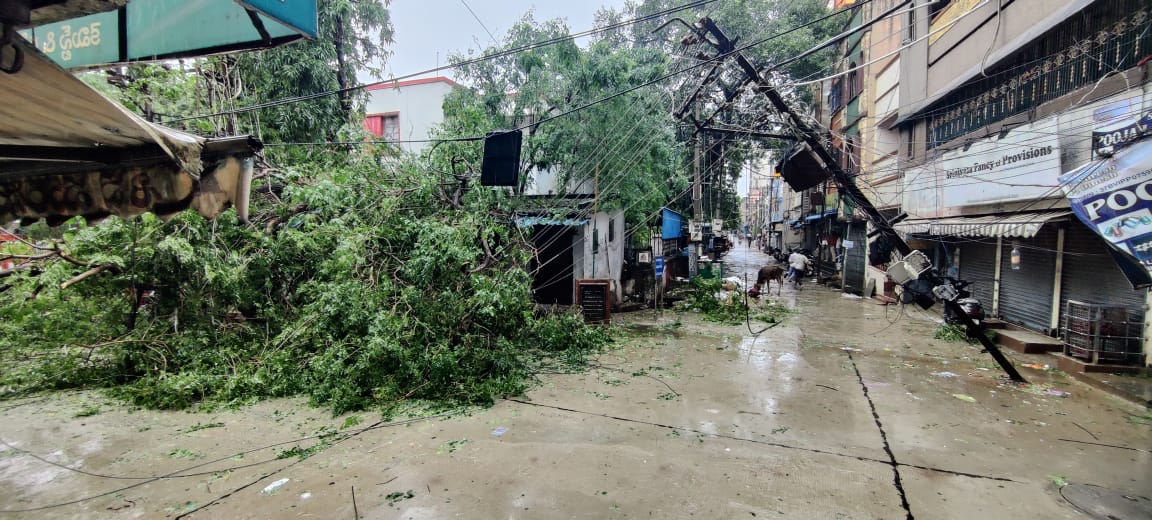 Cyclone Michaung:ఏపీలో భారీ వర్షాలు.. విధ్వంసం సృష్టిస్తోన్న మిఛౌంగ్ తుపాను | Cyclone Michaung ...