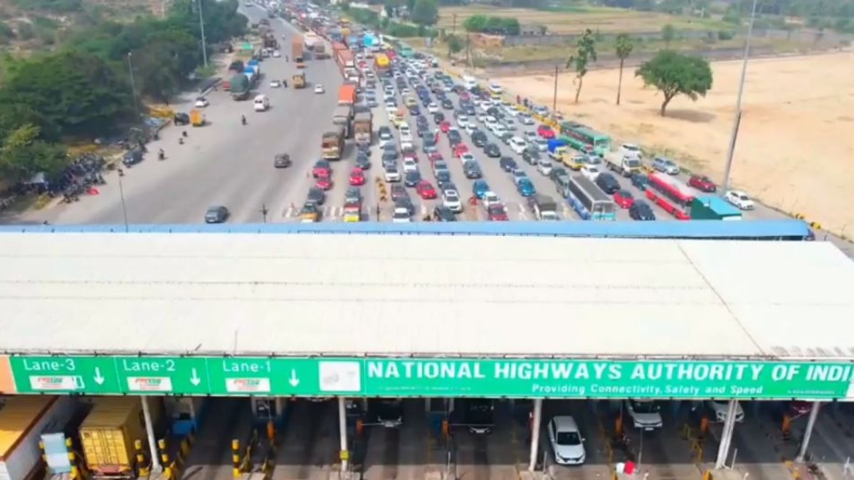 టోల్ గేట్ల వద్ద ఇదీ సీన్: 2 కిలోమీటర్ల మేర ట్రాఫిక్ జామ్..!! | Massive ...