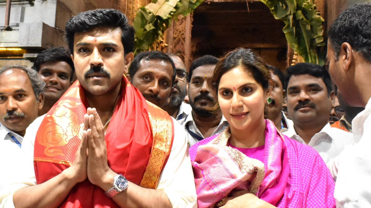 క్లీంకారతో కలిసి తిరుమల శ్రీవారిని దర్శించుకున్న రామ్ చరణ్, ఉపాసన ...