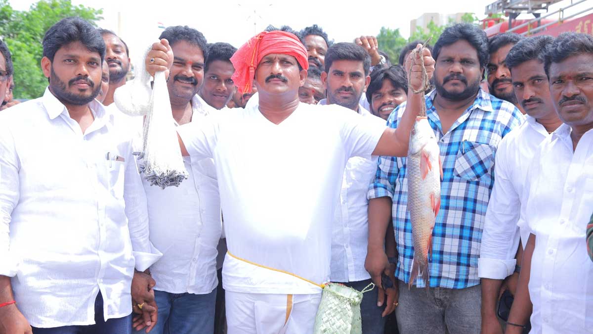 చేపల వల, సాంప్రదాయ మత్స్యకార వేషధారణలో అసెంబ్లీకి నరసాపురం ఎమ్మెల్యే ...